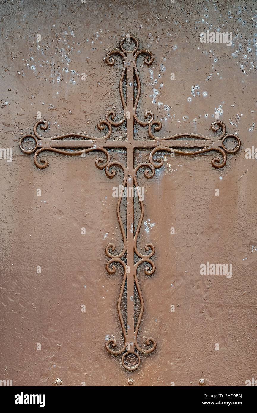 le symbole de la croix métal, orné et décoratif, se trouve sur le mur d ...