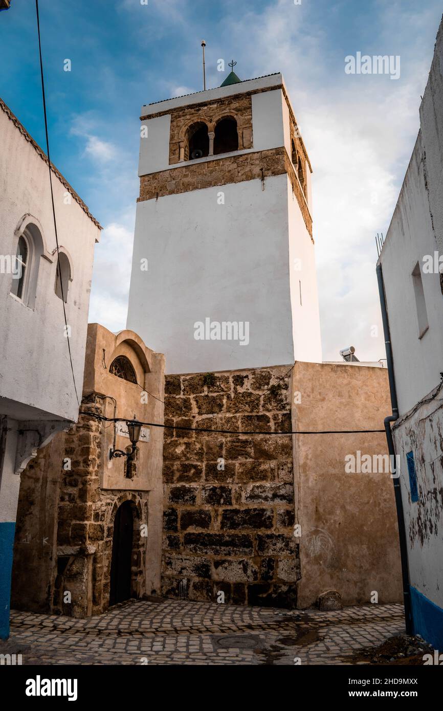 Plan vertical de l'ancienne architecture avec une tour à Bizerte en ...