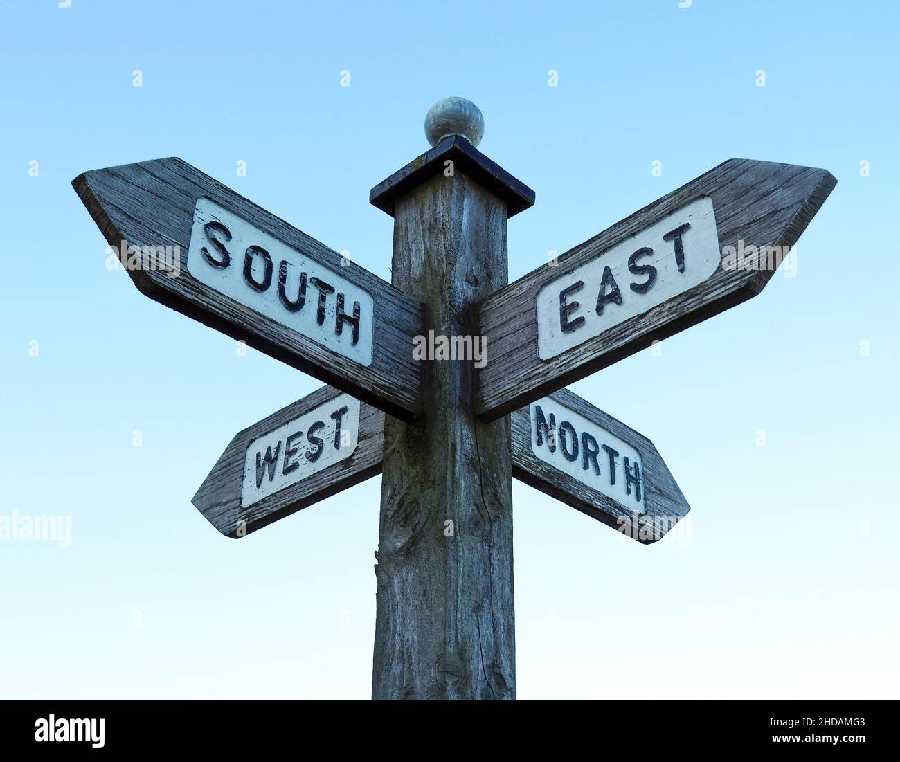 Poteau de signalisation directionnel en bois Banque de photographies et ...