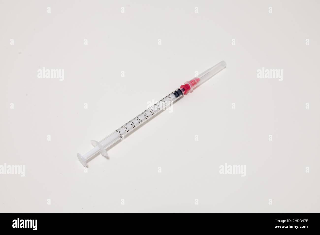 Vue de dessus d'une seringue médicale vide sur une surface blanche ...