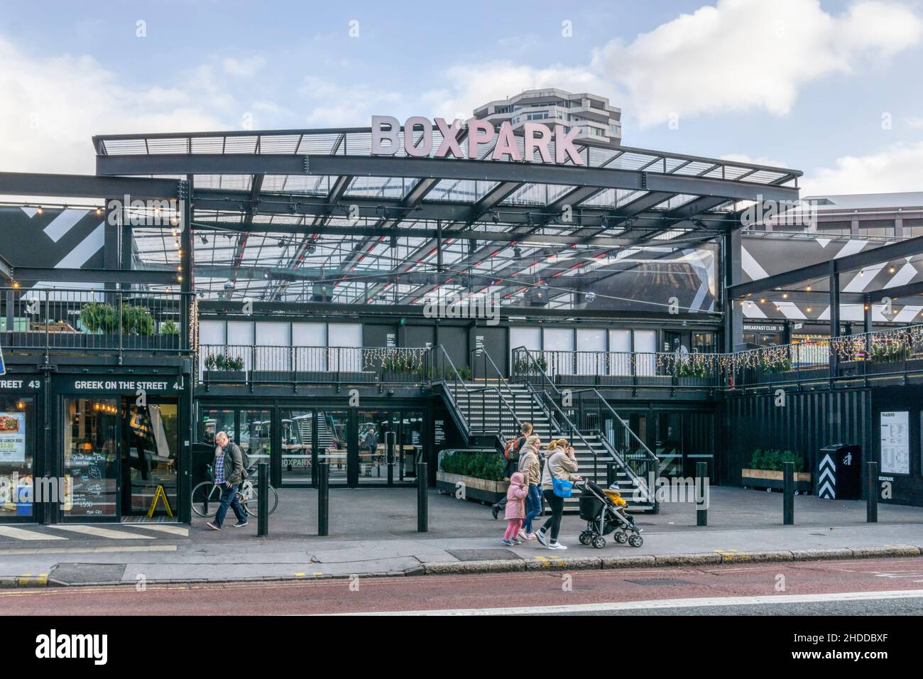 Croydon Boxpark contient des boutiques, restaurants et bars à remonter ...