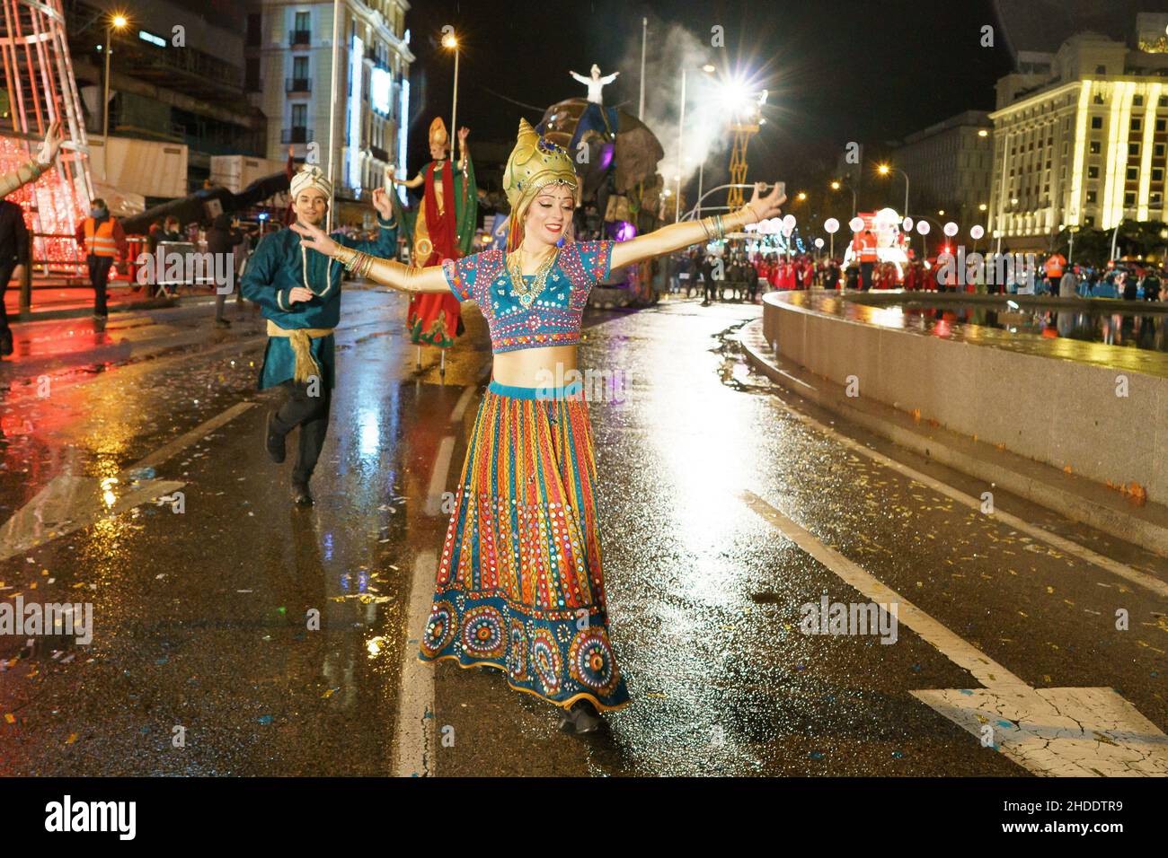 Un interprète dans un costume dansant pendant le défilé traditionnel ...