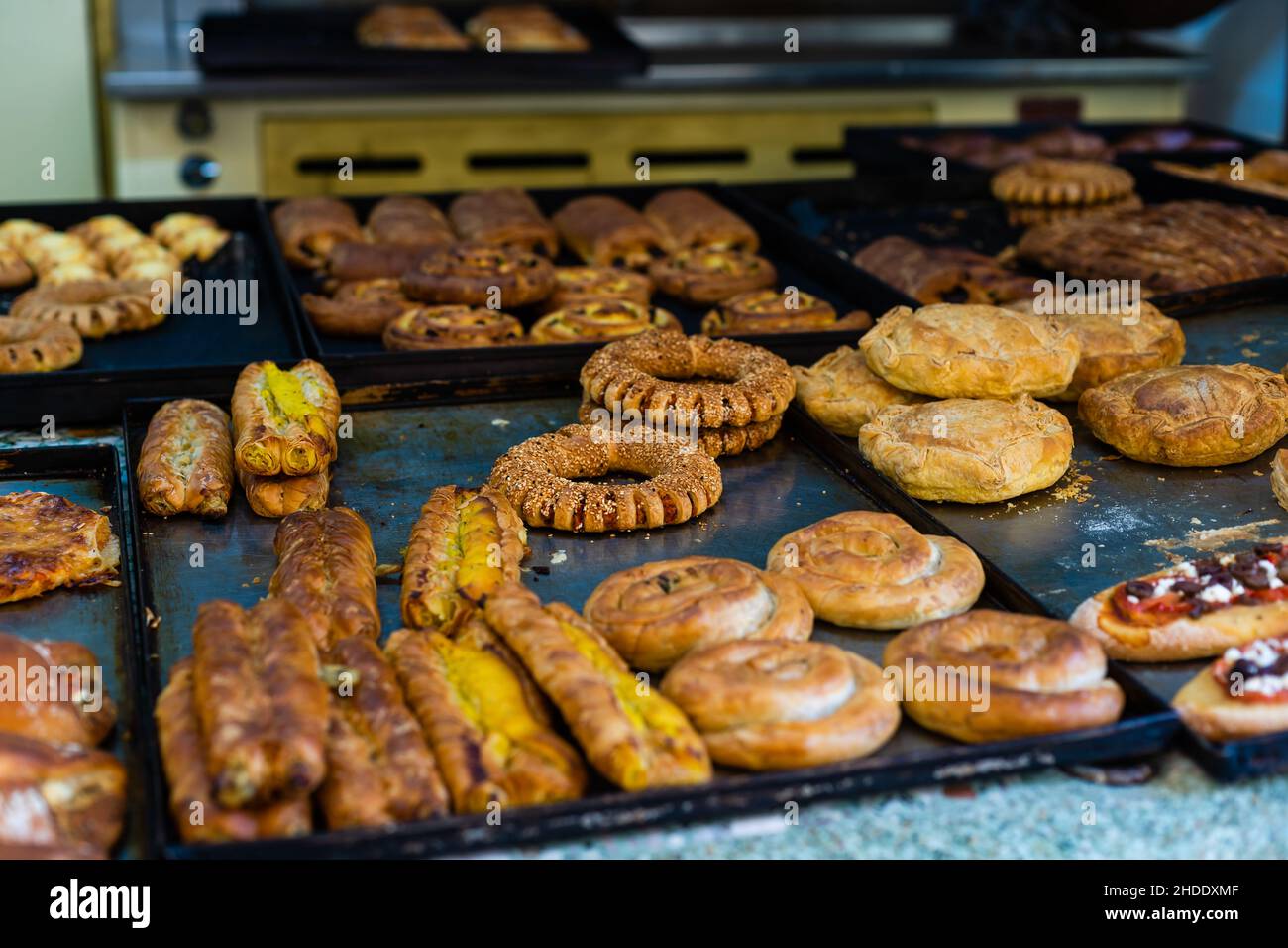 Des pâtisseries grecques sucrées typiques dans une boutique de ...