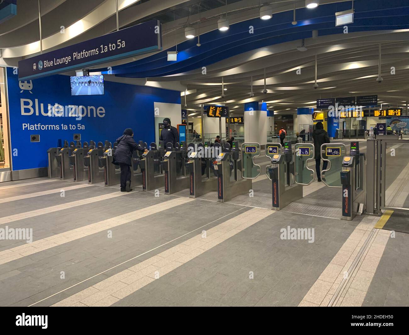 Distributeurs de billets et barrières à la gare de Birmingham New ...