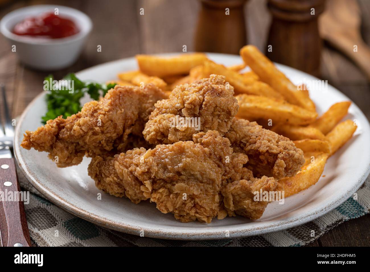 Filets de poulet frits croustillants et frites garnies de persil sur ...