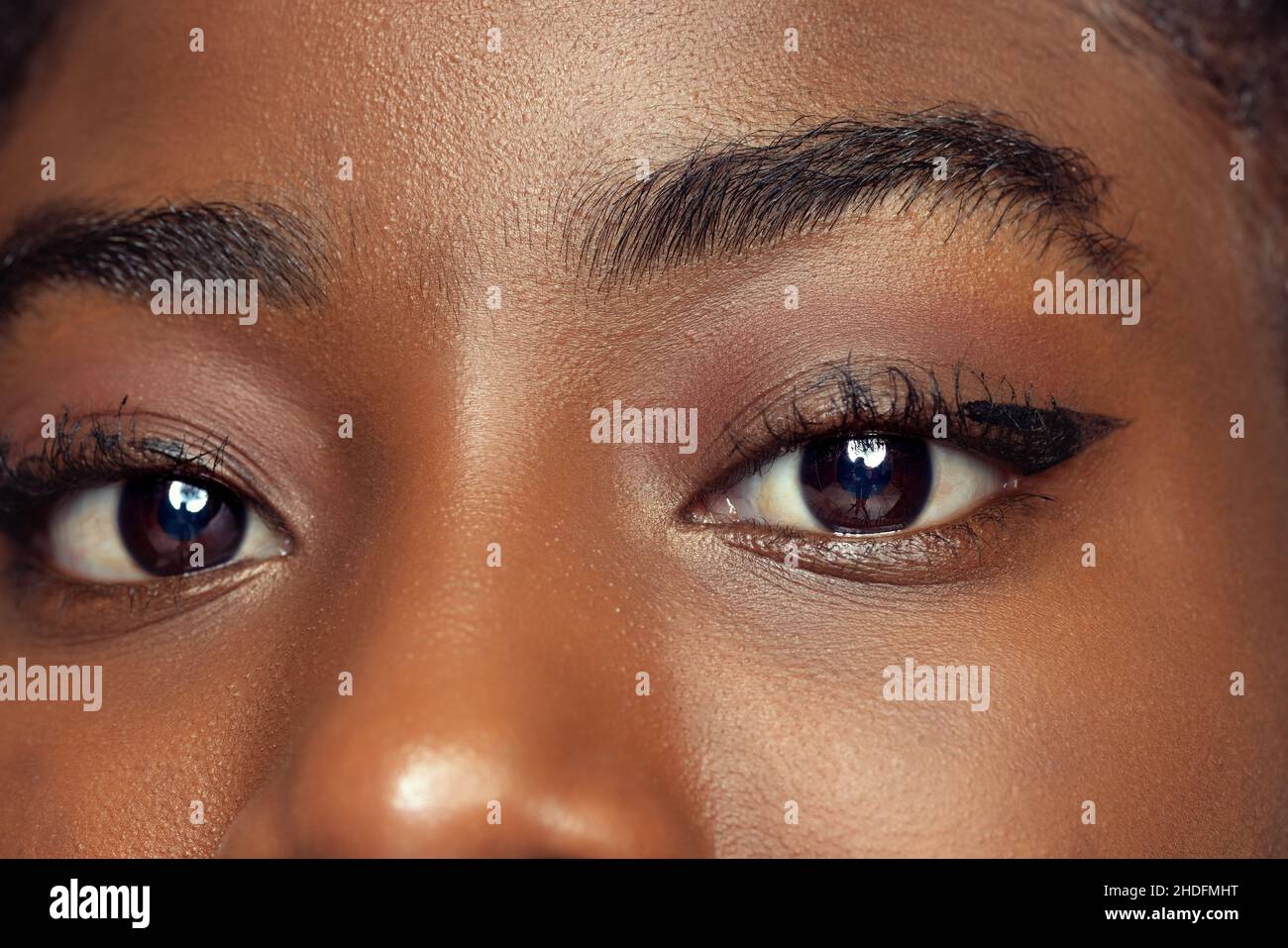Gros plan de la jeune femme africaine avec une peau bien gardée isolée ...