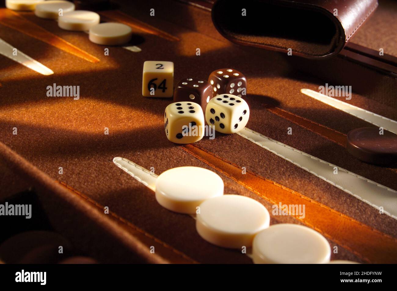 Plateau de jeu de backgammon Banque de photographies et d’images à haute résolution - Alamy