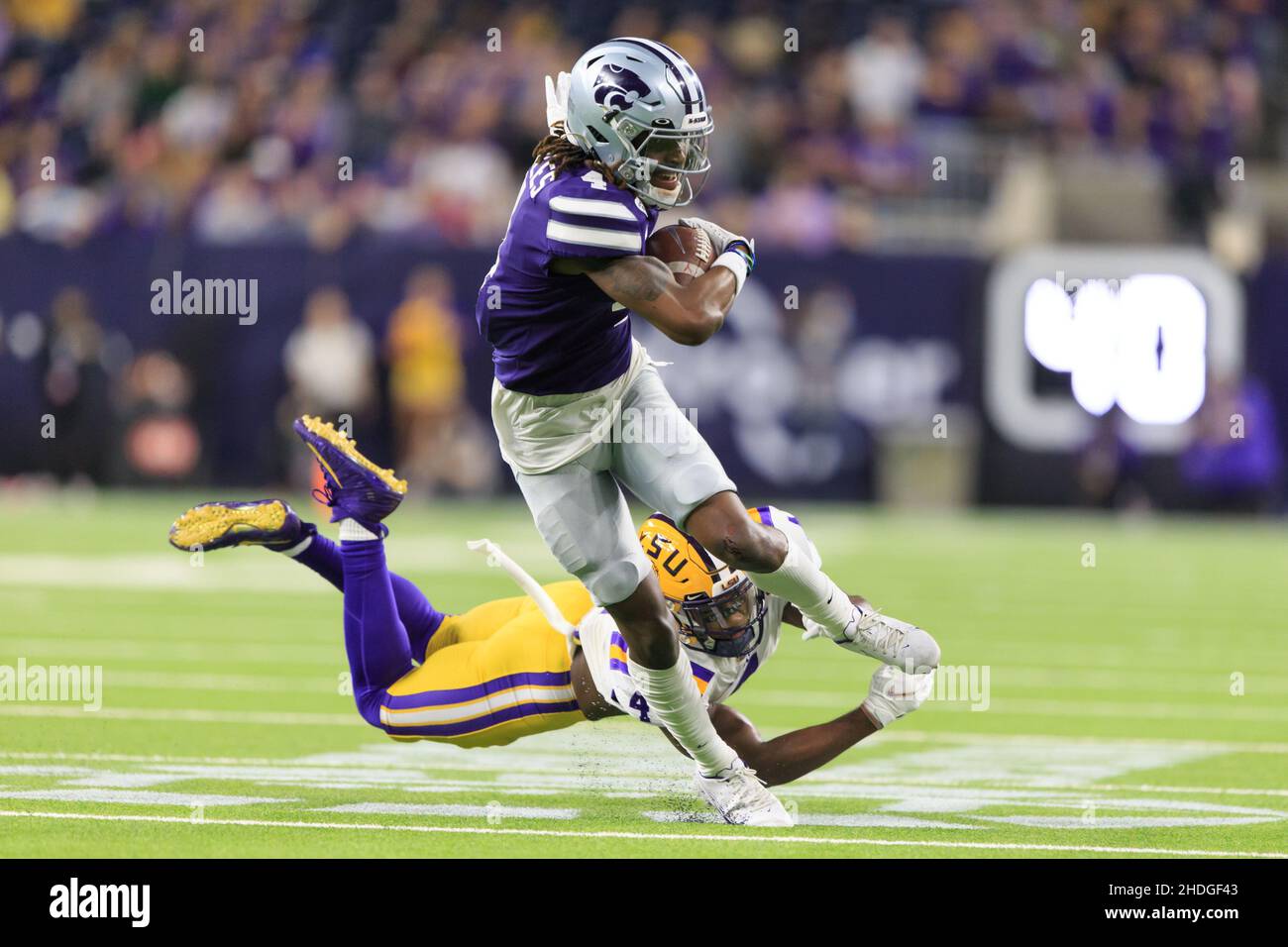 Malik Knowles (4), grand récepteur Wildcats de l'État du Kansas, passe ...
