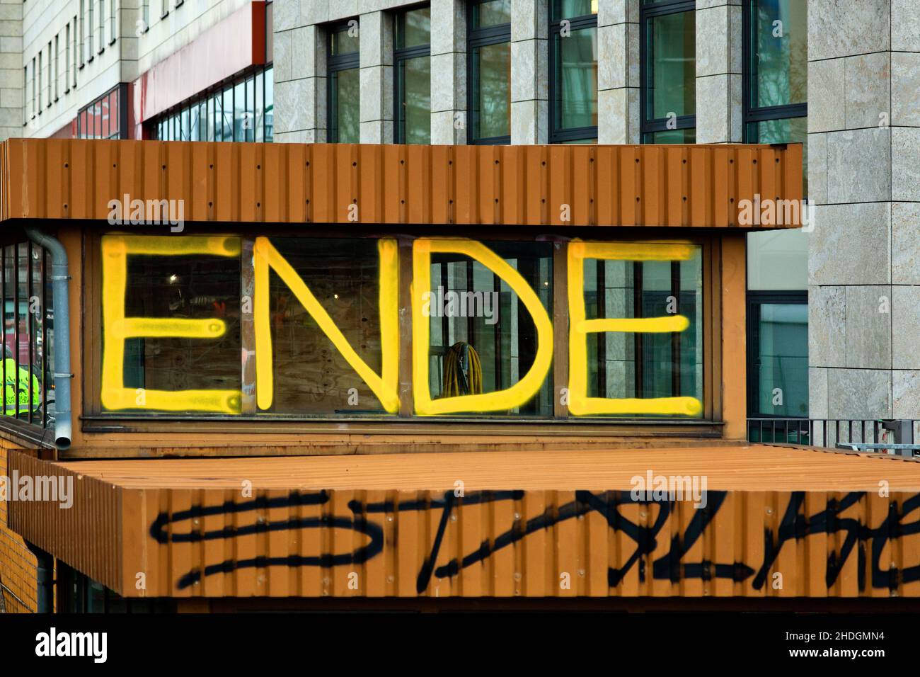 Berlin graffiti words berlin Banque de photographies et d’images à ...
