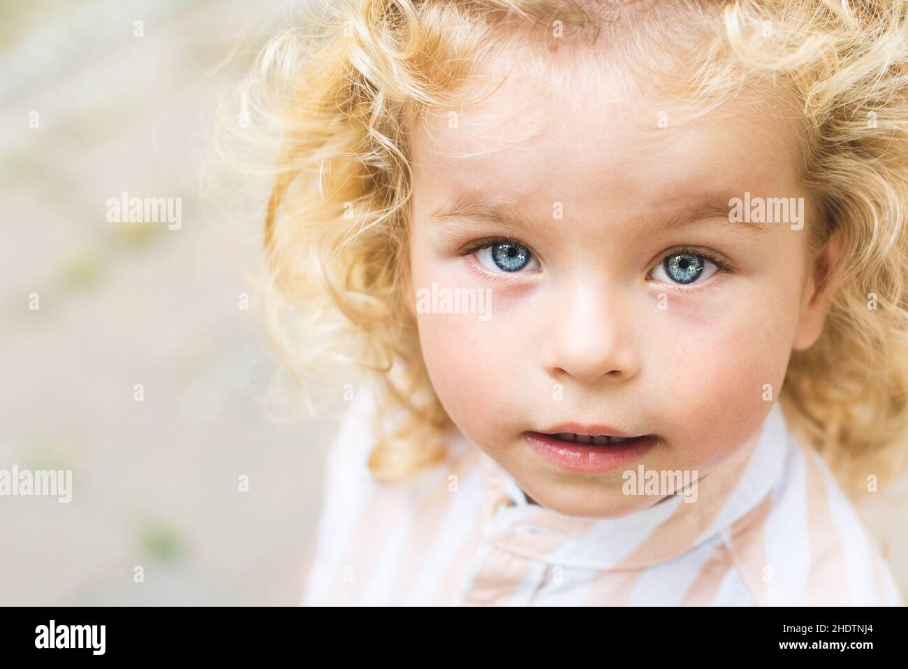 Petit garçon blond yeux bleus Banque de photographies et d’images à ...