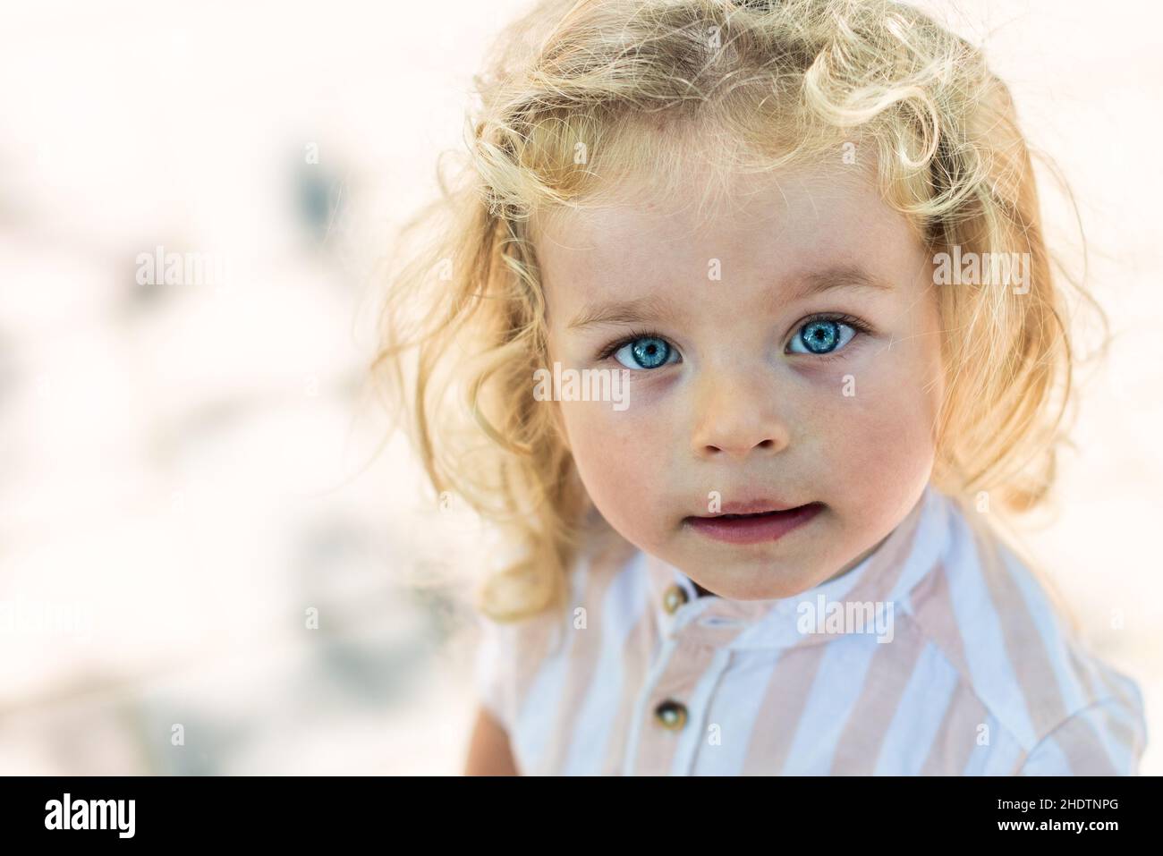 Jeune garçon blanc aux cheveux blonds Banque de photographies et d ...