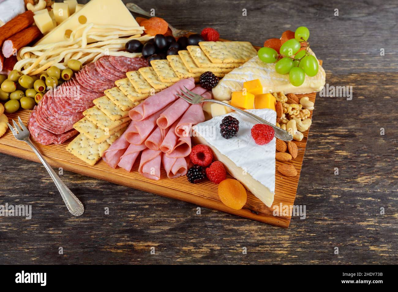 assiette froide, assiette de fromages, assiette de saucisses, encas ...