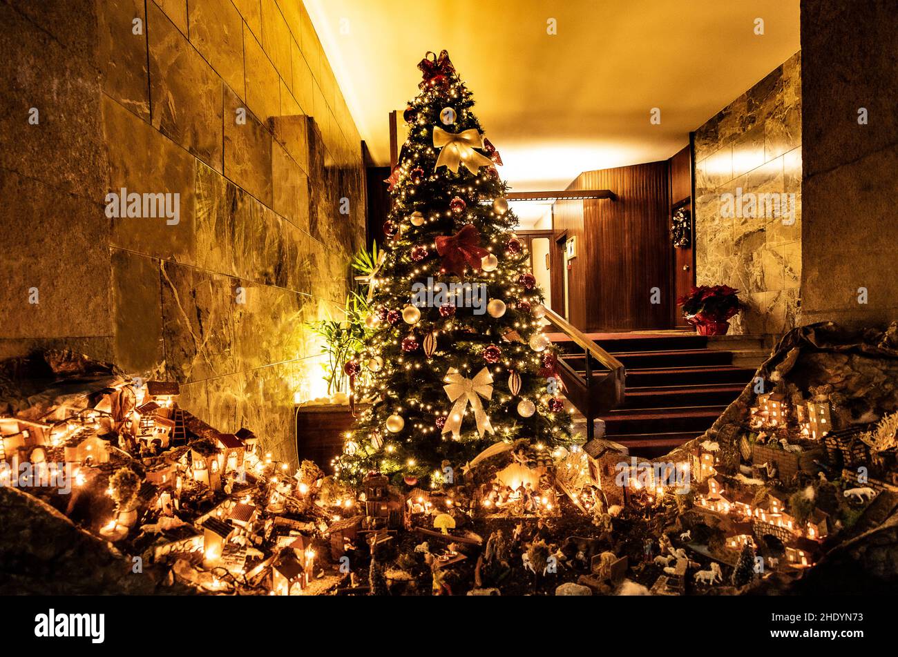 Nativity scene with christmas tree Banque de photographies et d’images ...