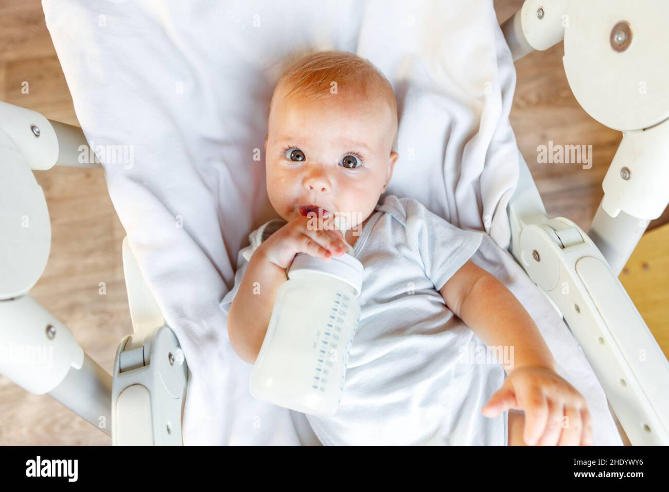 Adorable petite fille de nouveau-né boire du lait du biberon et ...