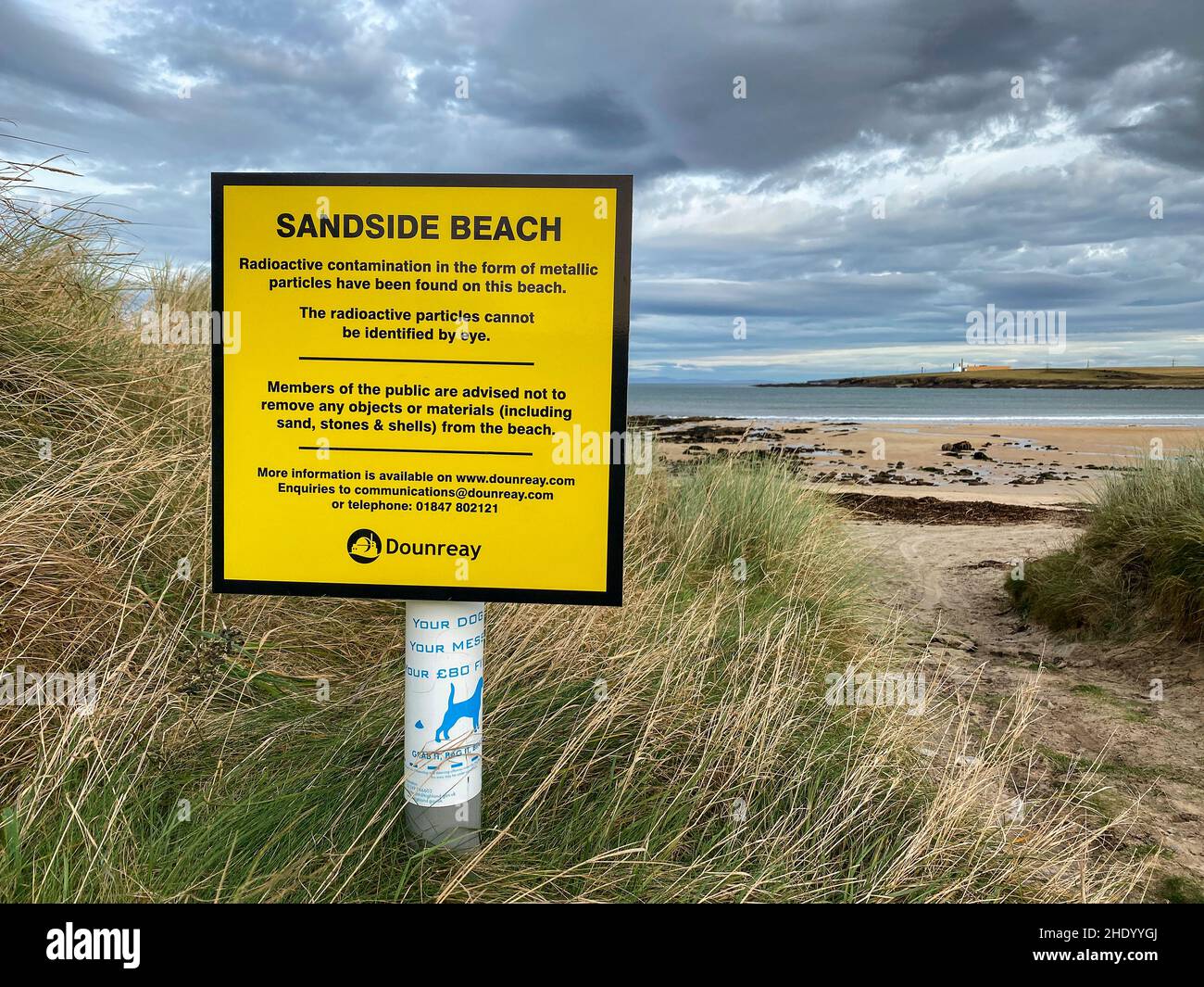 Panneau d'avertissement de contamination radioactive à Sandside Beach ...