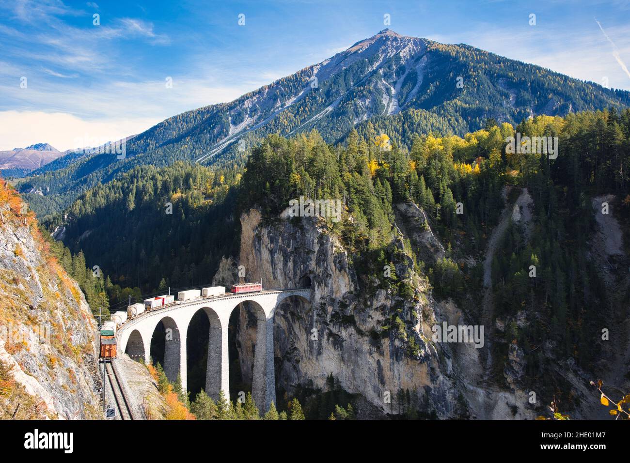 Train de voyageurs traversant Landwasser Viaduct dans les Alpes suisses ...