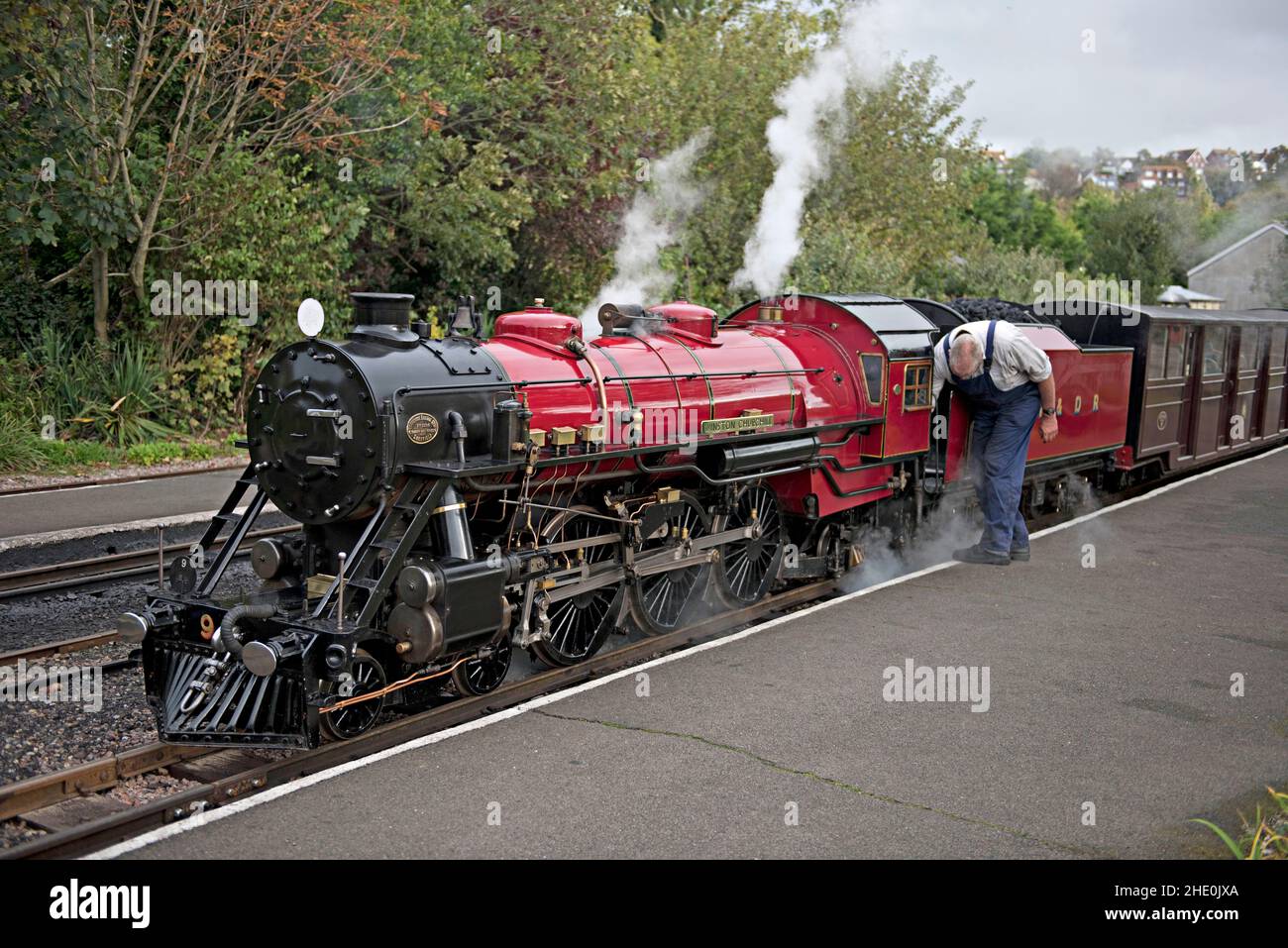 Une locomotive à vapeur dirigeant un train sur le célèbre Romney Hythe ...