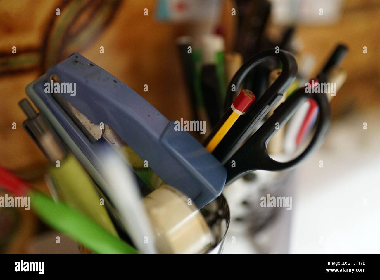 Gros plan de différents types de stylos et de crayons dans un bocal ...