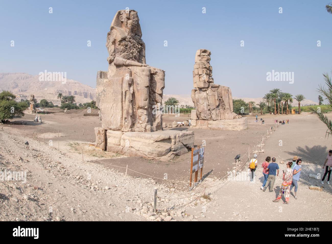 Colosses de memnon deux statues en pierre massive du pharaon amenhotep ...