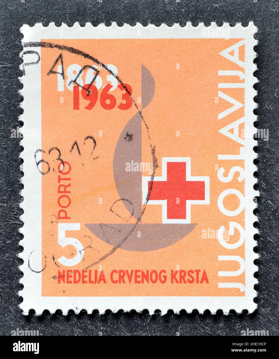 Timbre-poste annulé imprimé par la Yougoslavie, qui montre le centenaire Emblem, Croix Rouge ...