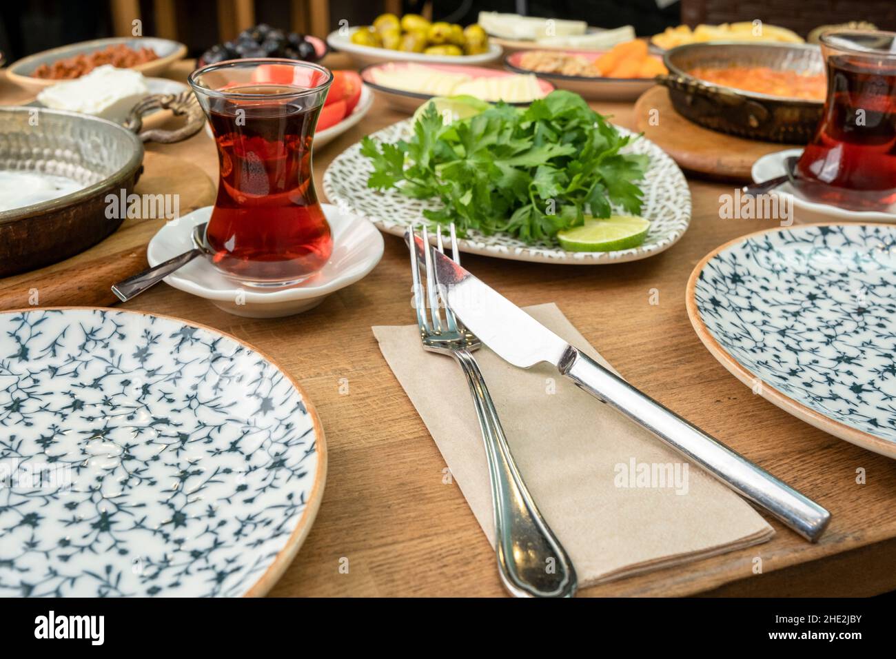 Table de petit déjeuner.Table de petit-déjeuner traditionnelle turque ...