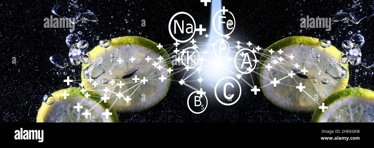 Gouttes d'eau sur un citron doux mûr. Arrière-plan de couleur lime ...