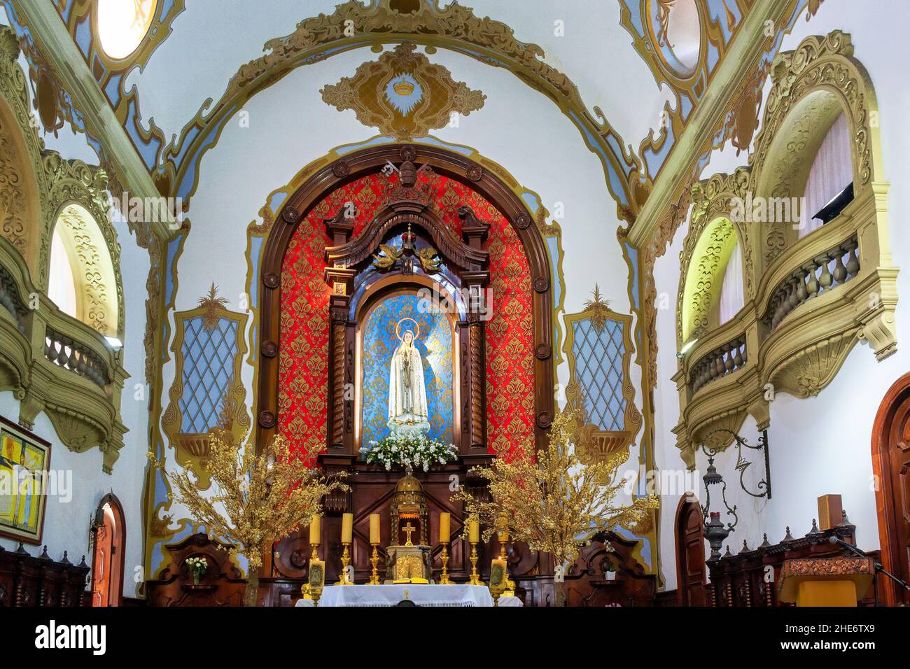 L'autel à l'intérieur de l'église Nossa Senhora de Rosario de Fatima ...