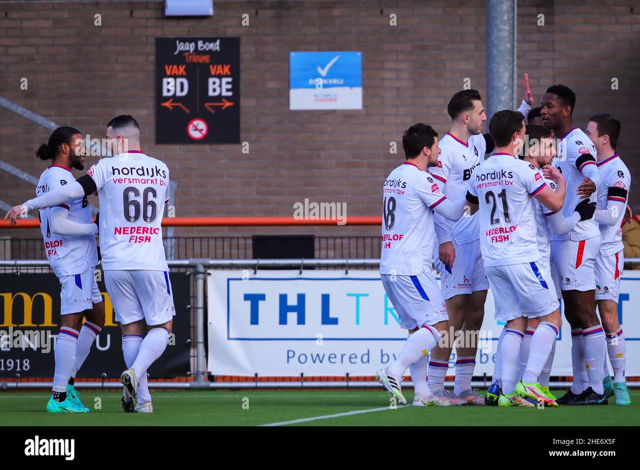 VOLENDAM, PAYS-BAS - JANVIER 9: Glynou Plet de SC Telstar célèbre après ...