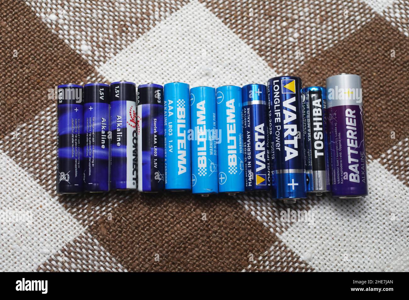 Différents types de piles, notamment Biltema et Varta Photo Stock - Alamy