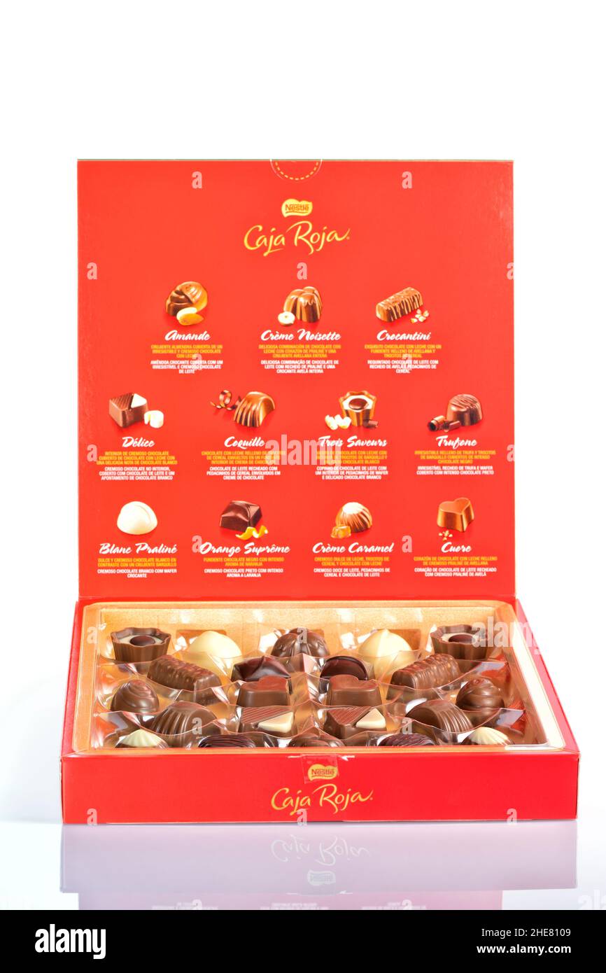 Assortiment de chocolats boîte rouge Nestlé isolée sur blanc.Photo ...