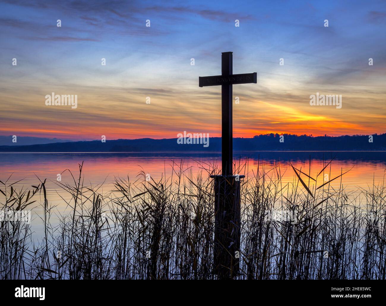 Croix commémorative du roi ludwig ii dans le lac de starnberg Banque de photographies et d ...
