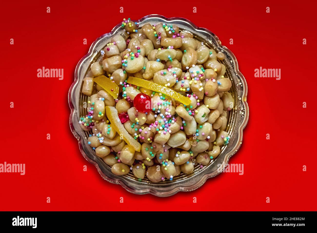 Struffoli, pâtisserie napolitaine typique composée de nombreuses ...