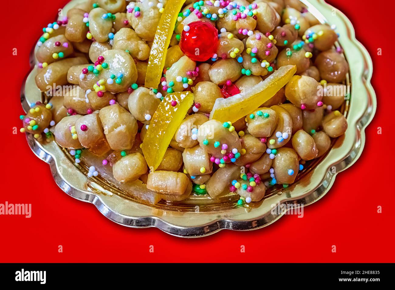 Struffoli, pâtisserie napolitaine typique composée de nombreuses ...