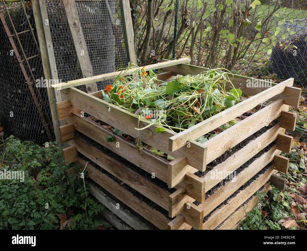 Compost, boîte de compost en bois avec déchets de jardin Photo Stock ...
