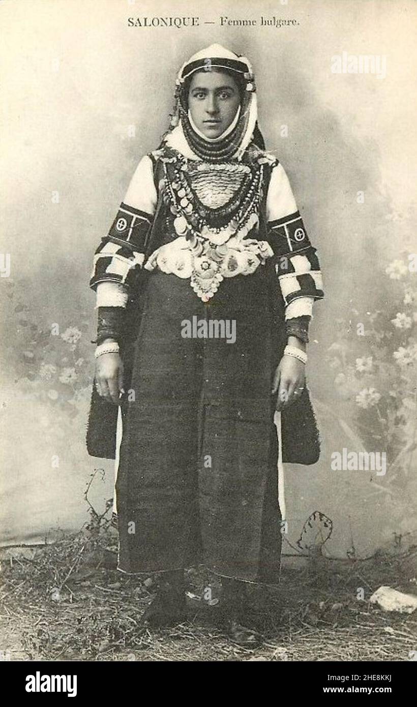 Bulgarian woman in traditional dress Banque de photographies et d ...