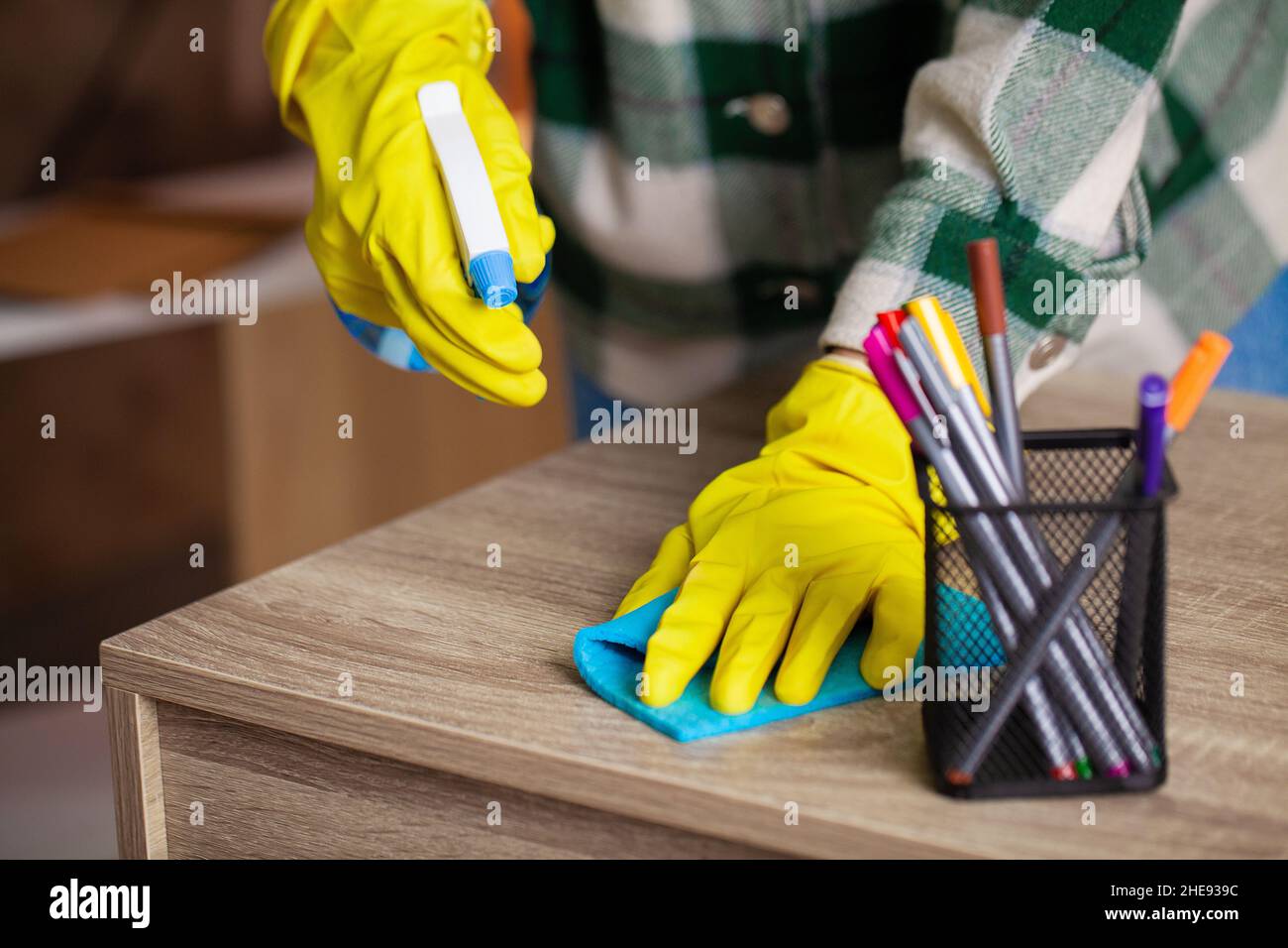 Une femme de nettoyage professionnelle nettoie la table à l'aide d'une ...