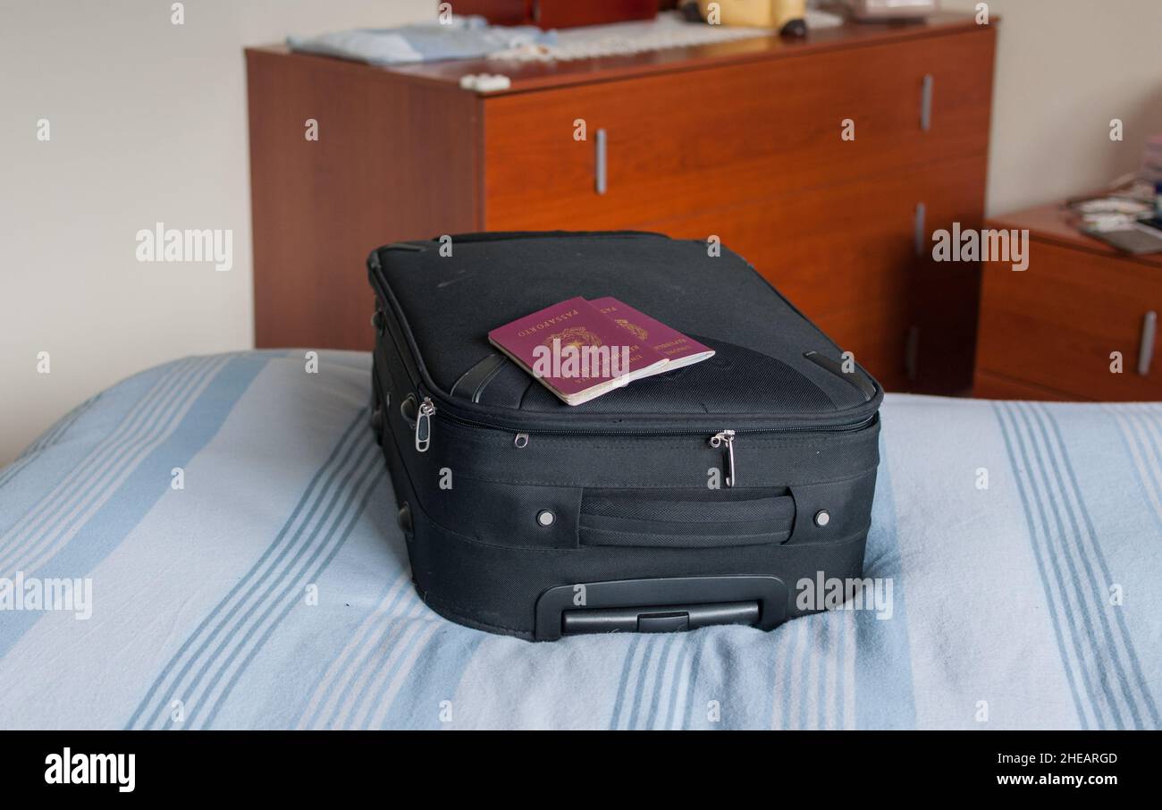 Valise et vol t Banque de photographies et d’images à haute résolution ...