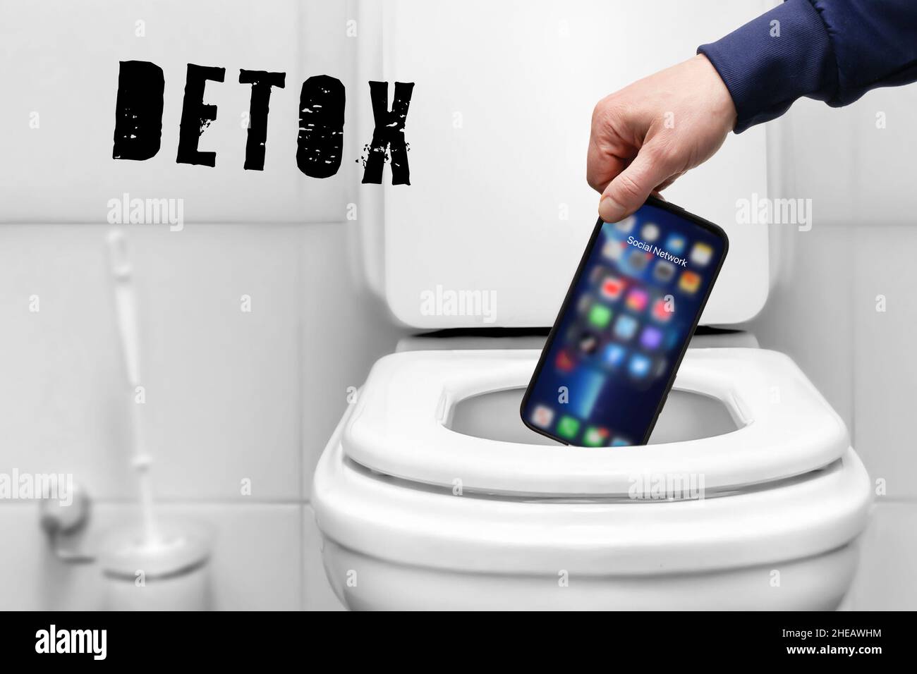 la main d'un homme jette la dépendance du téléphone sur les réseaux ... la main d'un homme jette la dépendance du téléphone sur les réseaux ...