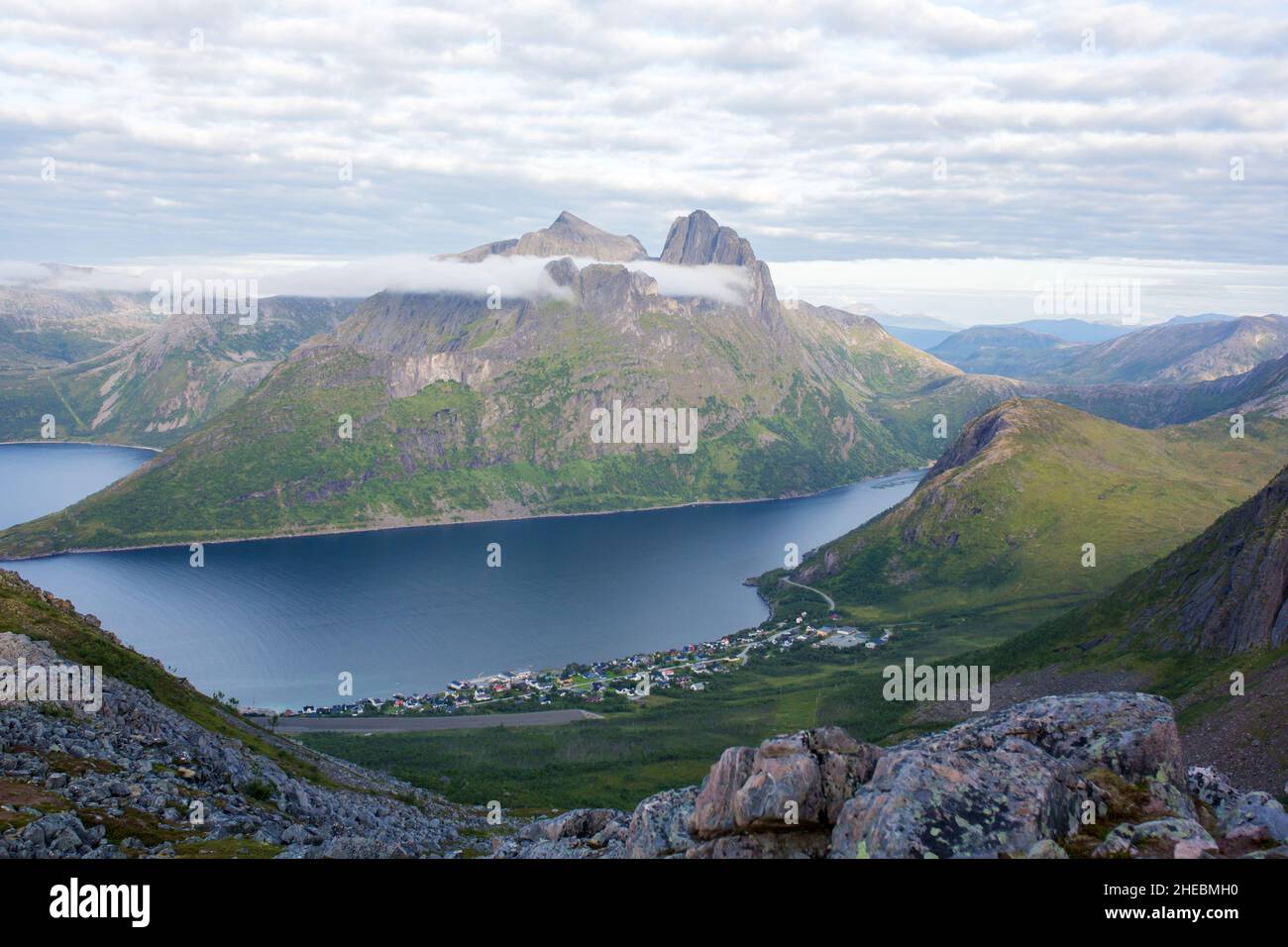 La montagne de Segla sur l'île de Senja, Norvège du Nord.Magnifique ...