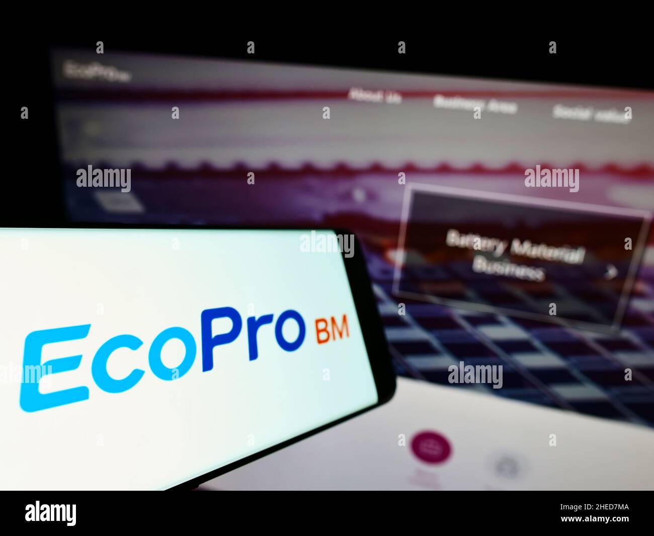 Téléphone portable avec logo de la société sud-coréenne Ecopro BM Co. Ltd. Sur écran devant le ...
