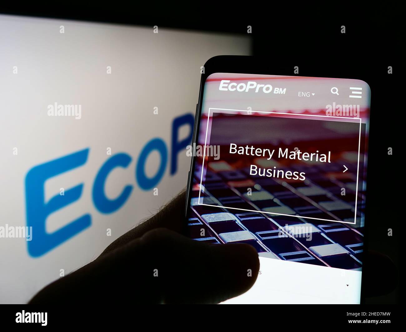 Personne tenant un smartphone avec la page Web de la société sud-coréenne Ecopro BM Co. Ltd. Sur ...