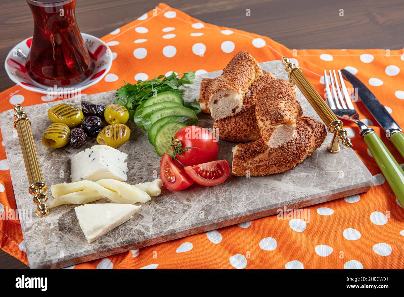 Petit-déjeuner turc traditionnel avec feta, légumes, olives, simit ...