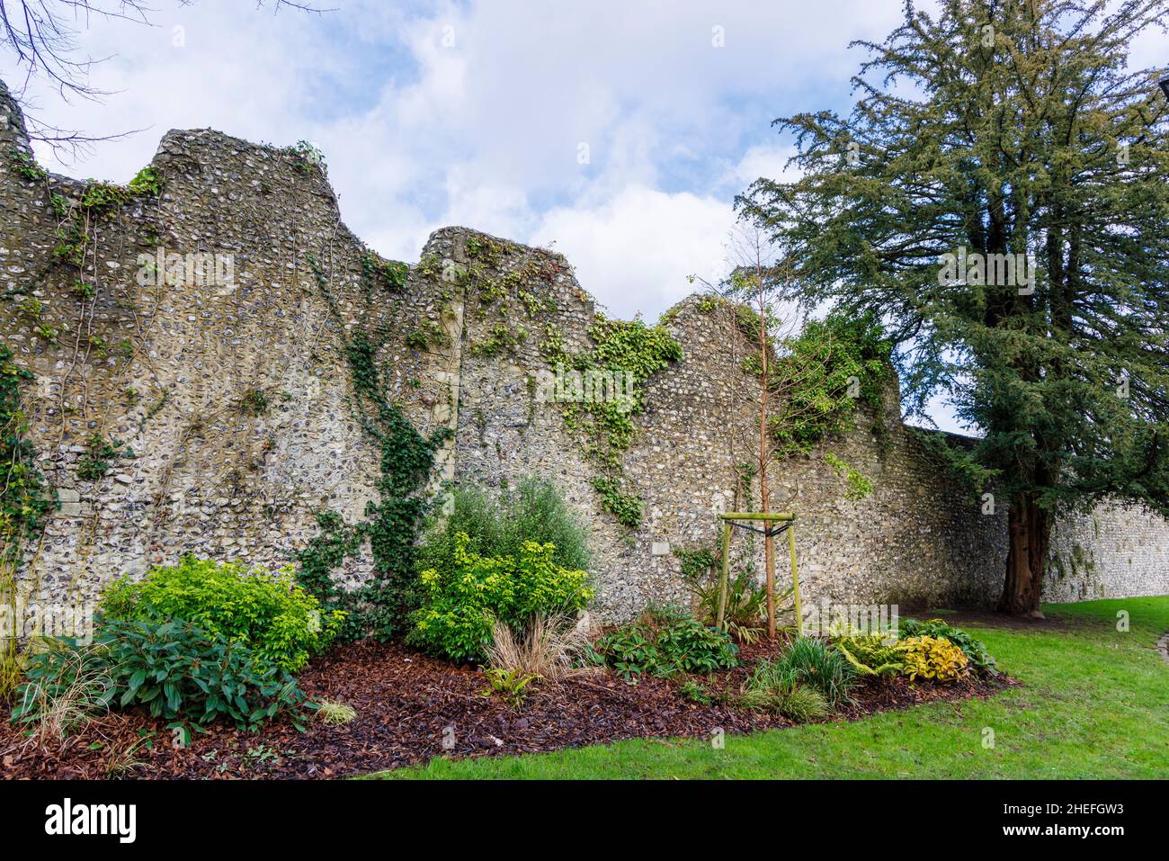 Les vestiges et les ruines du mur médiéval de la ville et les remparts ...