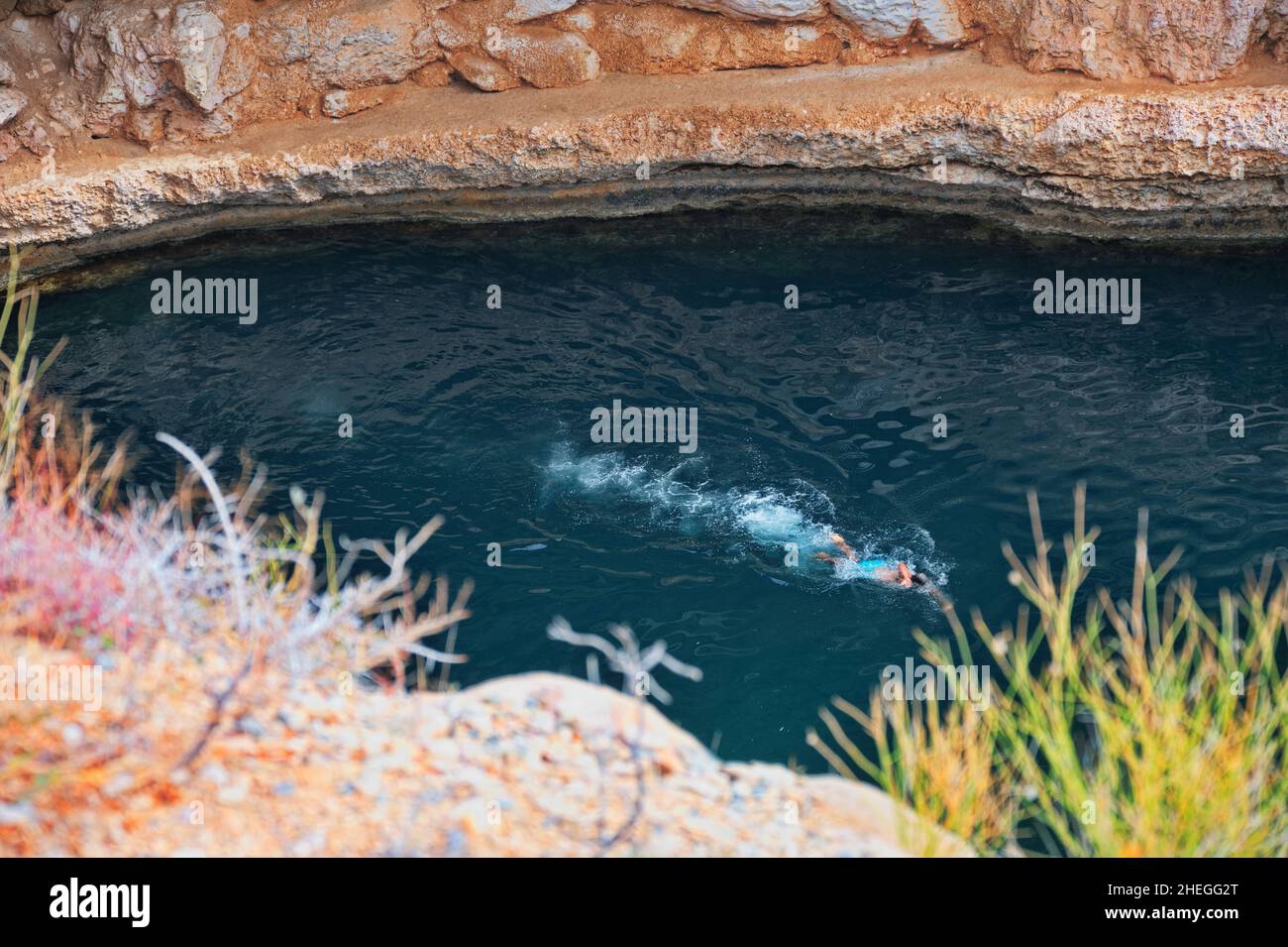 Eau turquoise claire dans le gouffre de Bimmah en Oman Photo Stock - Alamy