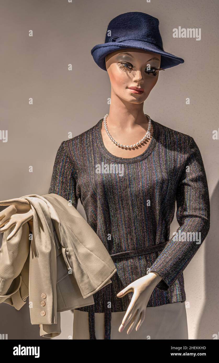 Mannequin de mode montrant le style de mode DDR vintage, au musée « Die ...