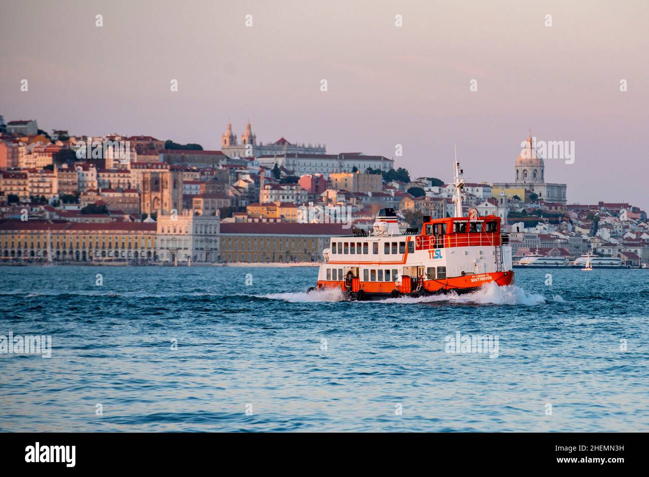 Le ferry de transport public de Cais de Sodre à Cacilhas au Rio Tejo ...