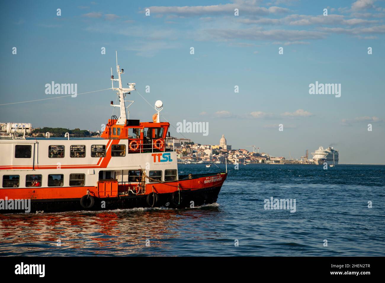 Le ferry de transport public de Cais de Sodre à Cacilhas au Rio Tejo ...