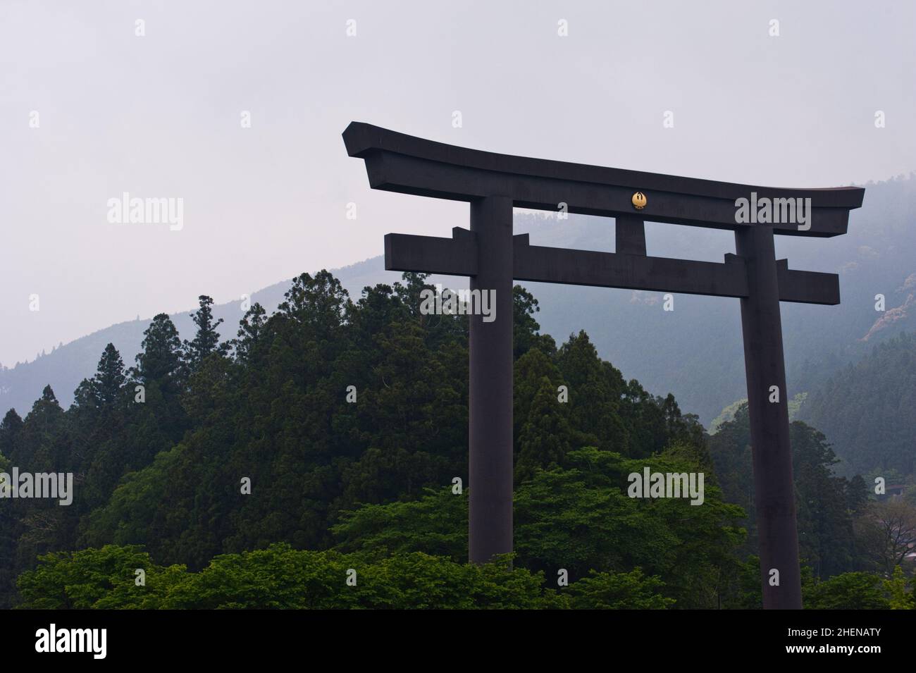 La porte de torii géant à Kumano Hongu Taisha est soutenue par la forêt ...