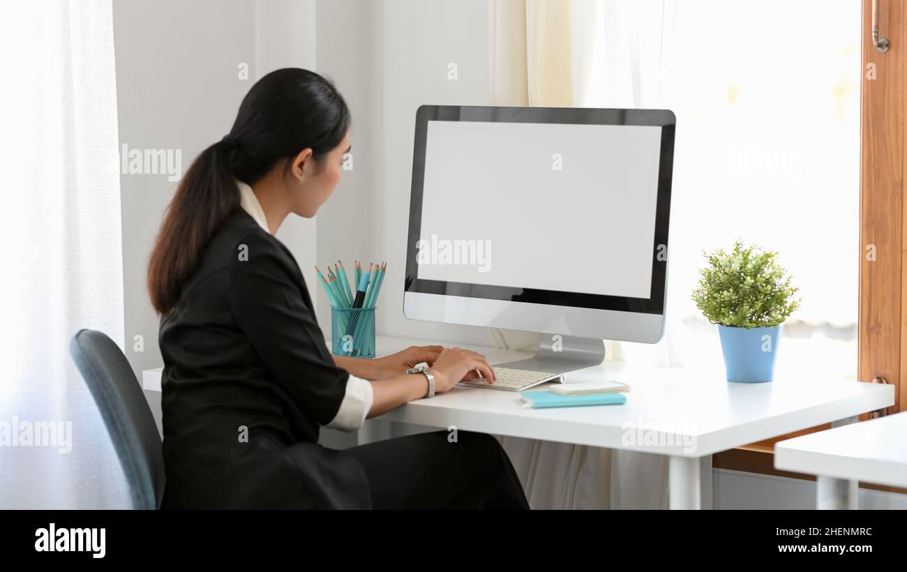 Travail sur pc Banque de photographies et d’images à haute résolution - Alamy