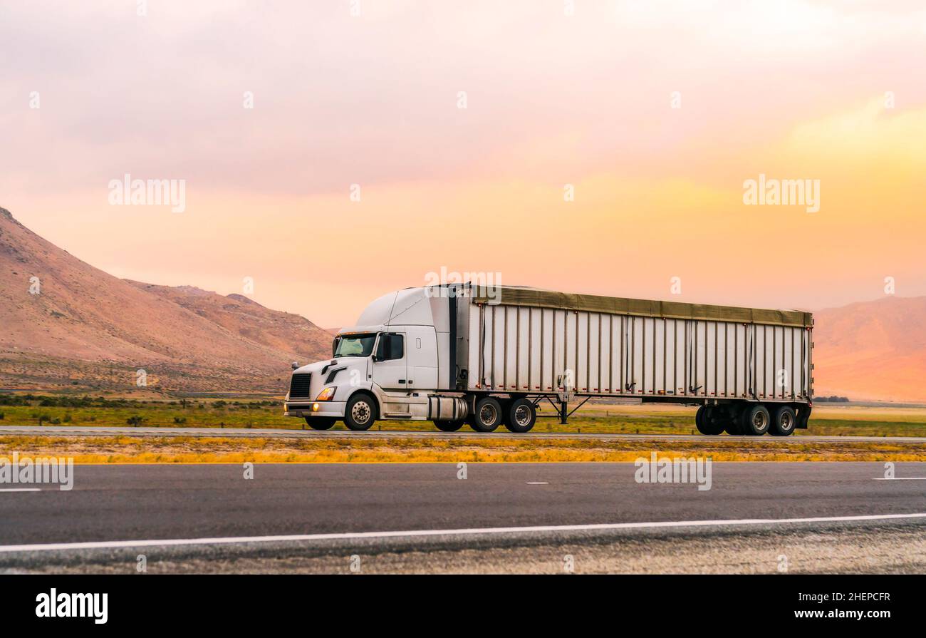 La vitesse des camions sur l'autoroute Banque de photographies et d ...